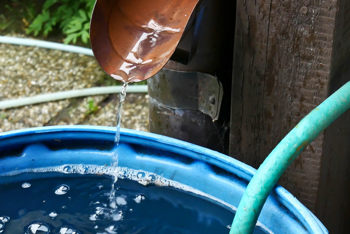 So geht’s: Regentonne mit dem Fallrohr verbinden: Raiffeisen Baumarkt GmbH